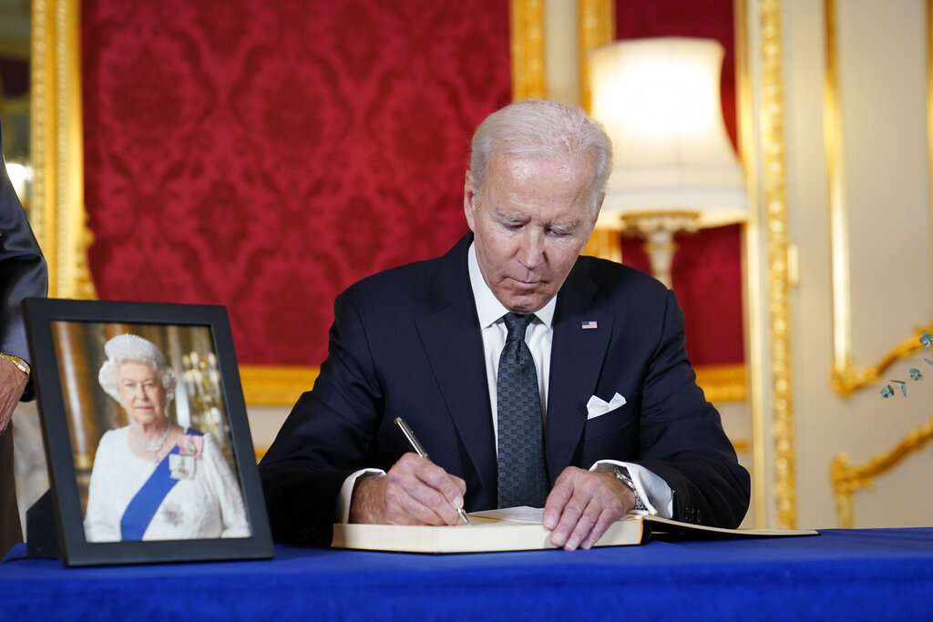 PHOTO GALLERY: Bidens among thousands paying respects to Queen ...